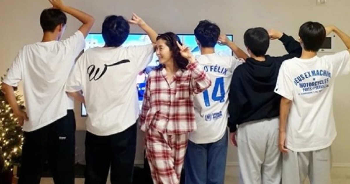 '설경구♥' 송윤아, 키 184cm 아들+친구들 파자마 파티.."너무 예쁘다"