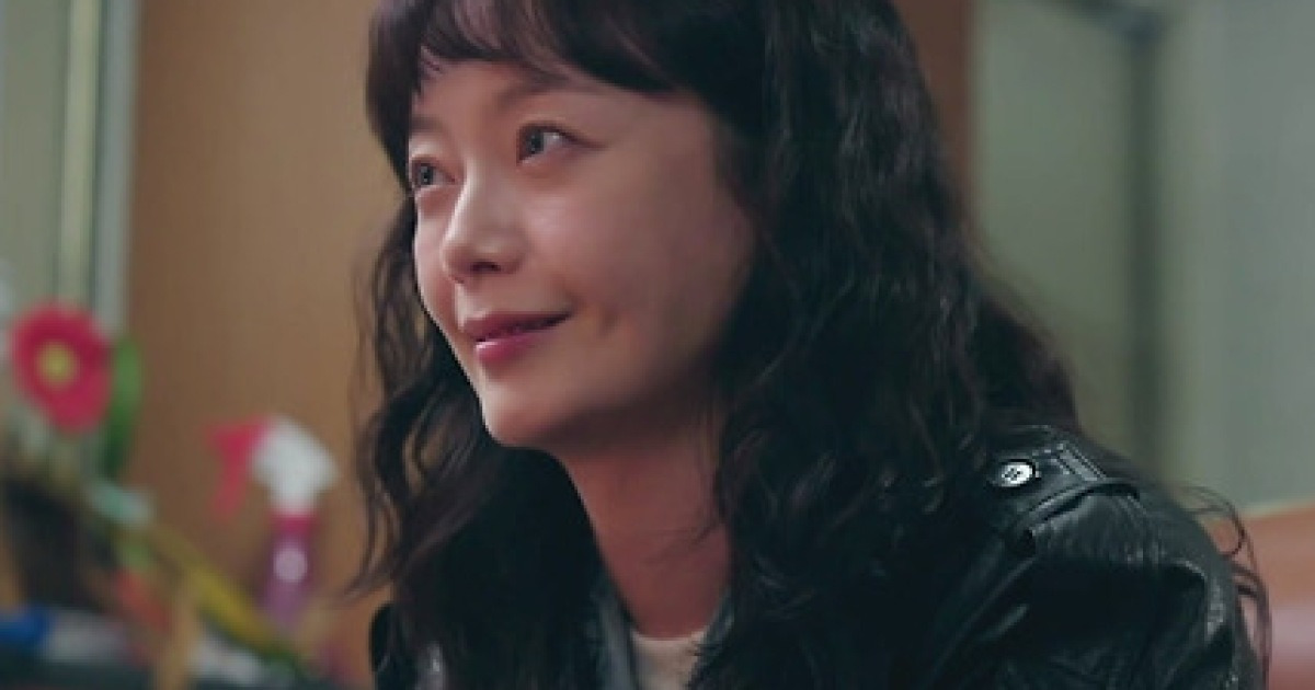 '169cm 54kg' 전소민, 몰라보게 예뻐졌네…고급 블랙 가죽 코트로 뽐낸 세련미 ('오지송')