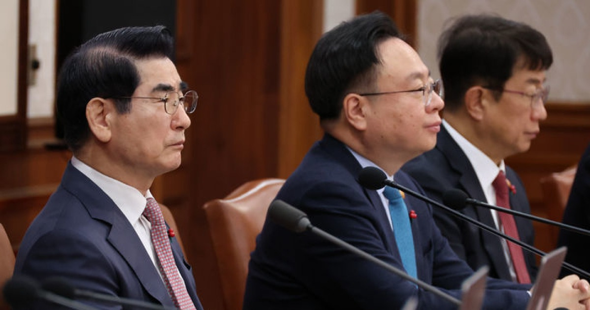 국무회의 총리 발언 듣는 김용현 국방부 장관