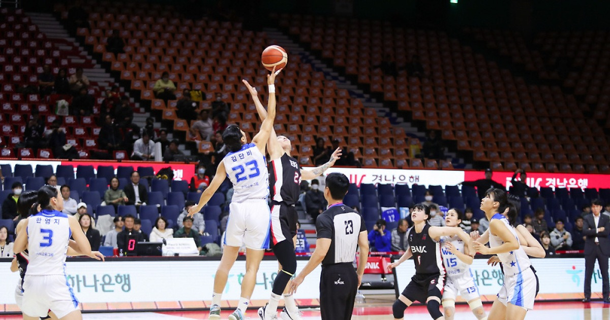 '한쿼터 달랑 2점?' BNK, 우리은행 69-50 대파 단독1위 지켰다