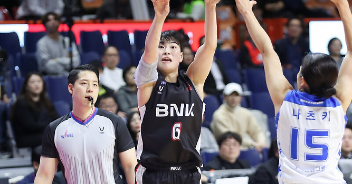 [BK 리뷰] '이소희 26점 폭발' BNK, 우리은행에 낙승... 1위 유지