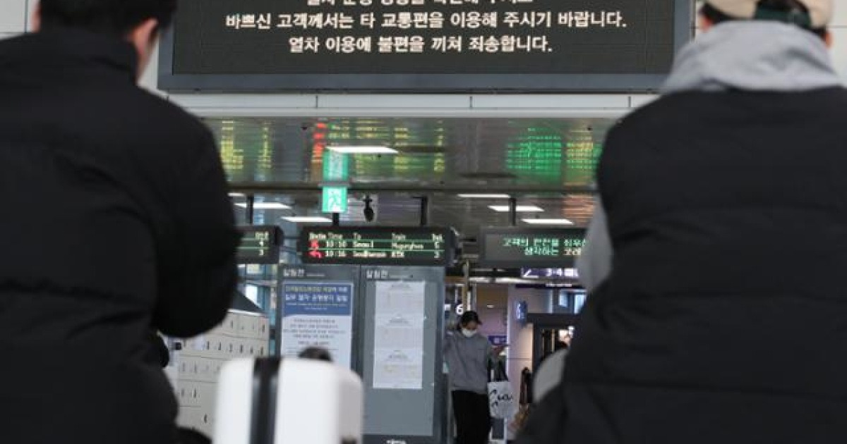 KTX 67%·수도권 전철 75%만 운행···철도노조 총파업 돌입