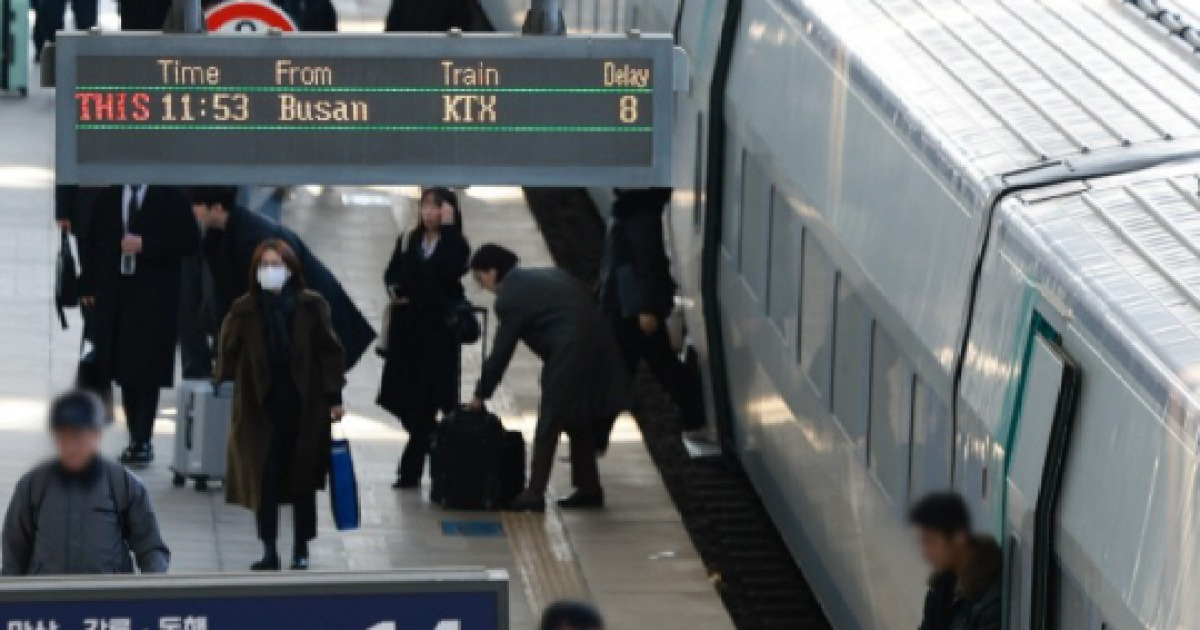 철도노조 무기한 총파업 돌입…수도권 전철 평일의 75% 운행, KTX는 67%