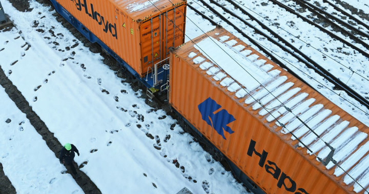 철도노조 무기한 총파업…전철 75%, KTX 67% 운행