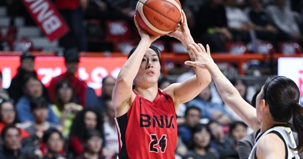 ‘시작부터 몰아붙였다!’ BNK, ‘김소니아·사키 맹활약’ 앞세워 KB스타즈 대파…2연승+10승 고지 선착