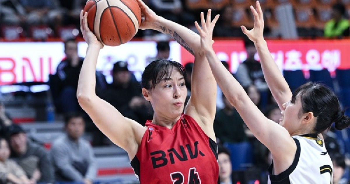 '김소니아+사키 35점 합작' BNK, KB에 72-53 대승