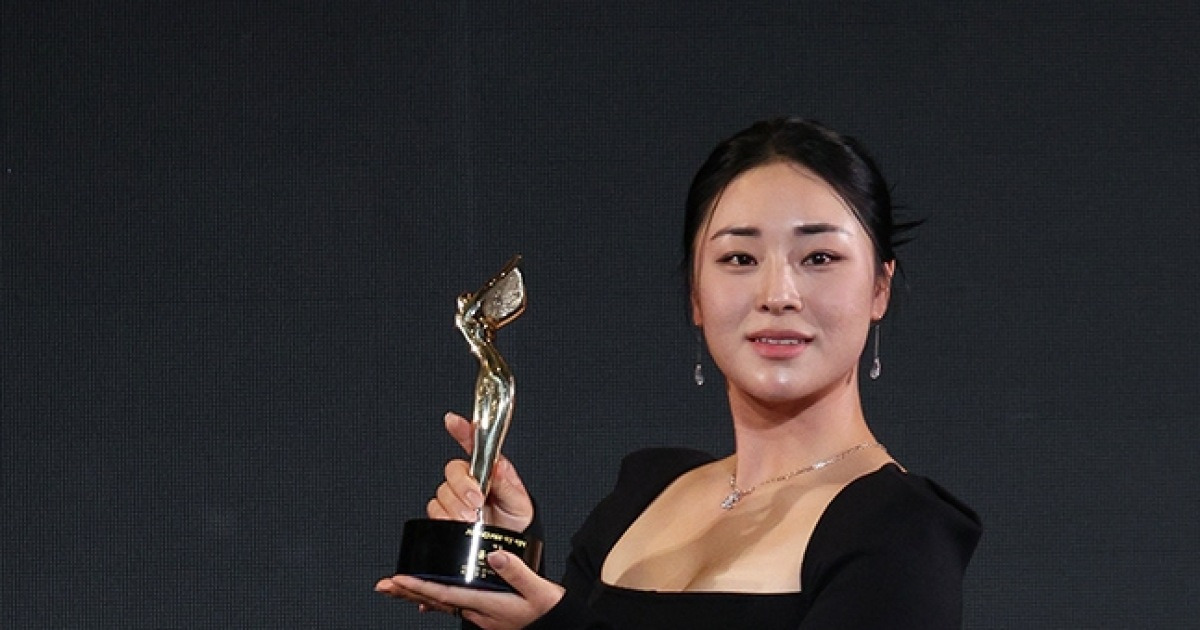 'KLPGA 3관왕' 윤이나, Q스쿨 첫날 4위→2R 30위 추락... 신비 21위-주수빈·강민지 23위 [LPGA]