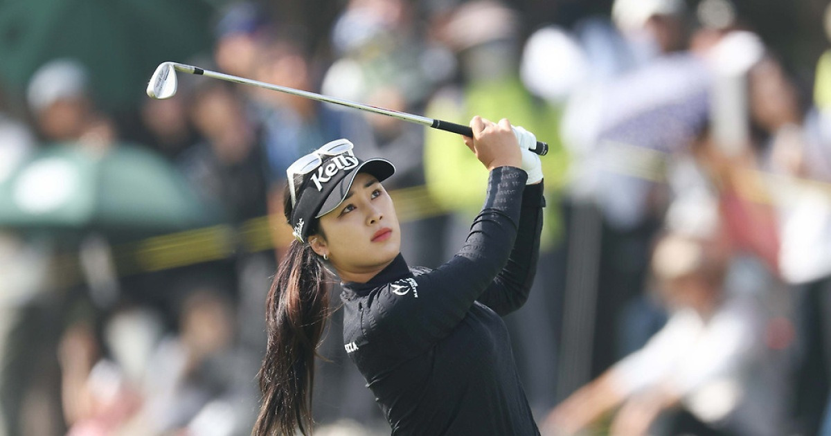 LPGA 도전하는 윤이나, Q시리즈 3R 16위 도약