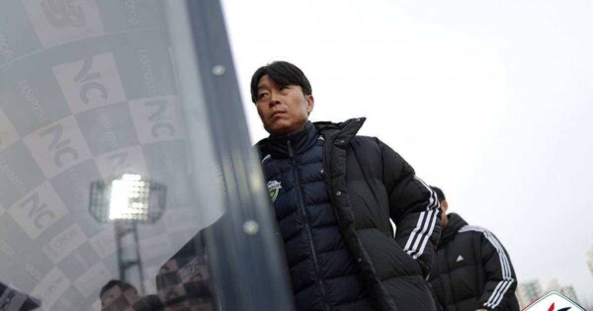 [k1.live] ‘1차전은 잊었다!’ 김두현 감독, “유리하다고? 독이 될 수 있다”