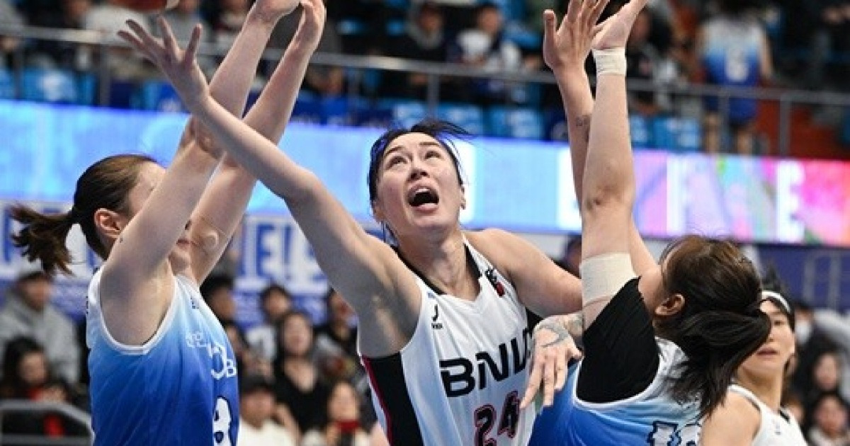 [BK 리뷰] ‘김소니아 4Q 맹폭’ BNK, 신한은행 격파 … 시즌 두 번째 3연승