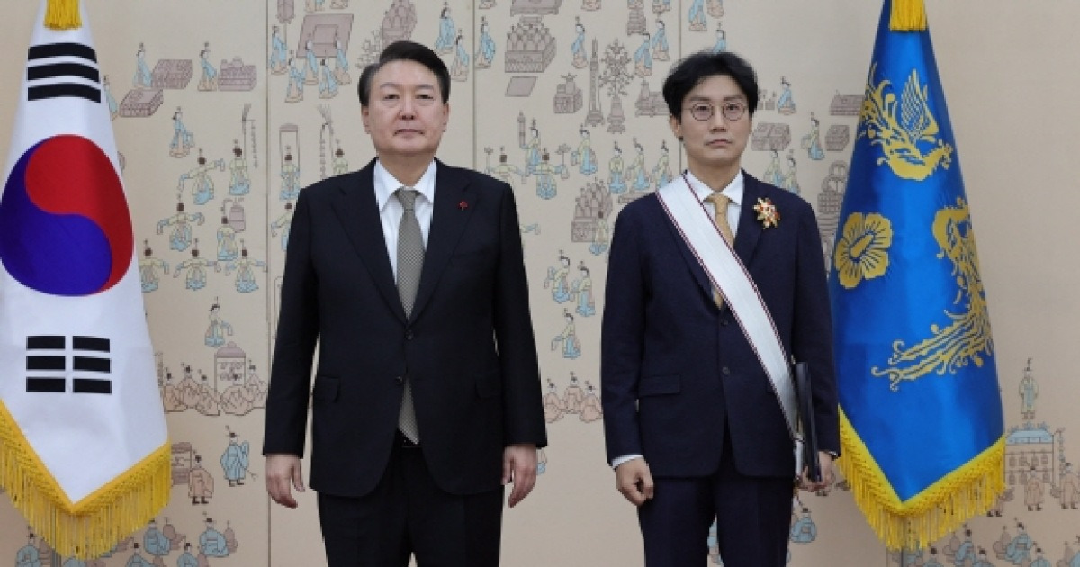 尹이 훈장 준 ‘오징어게임’ 감독 “계엄사태 책임져야” 작심 비판