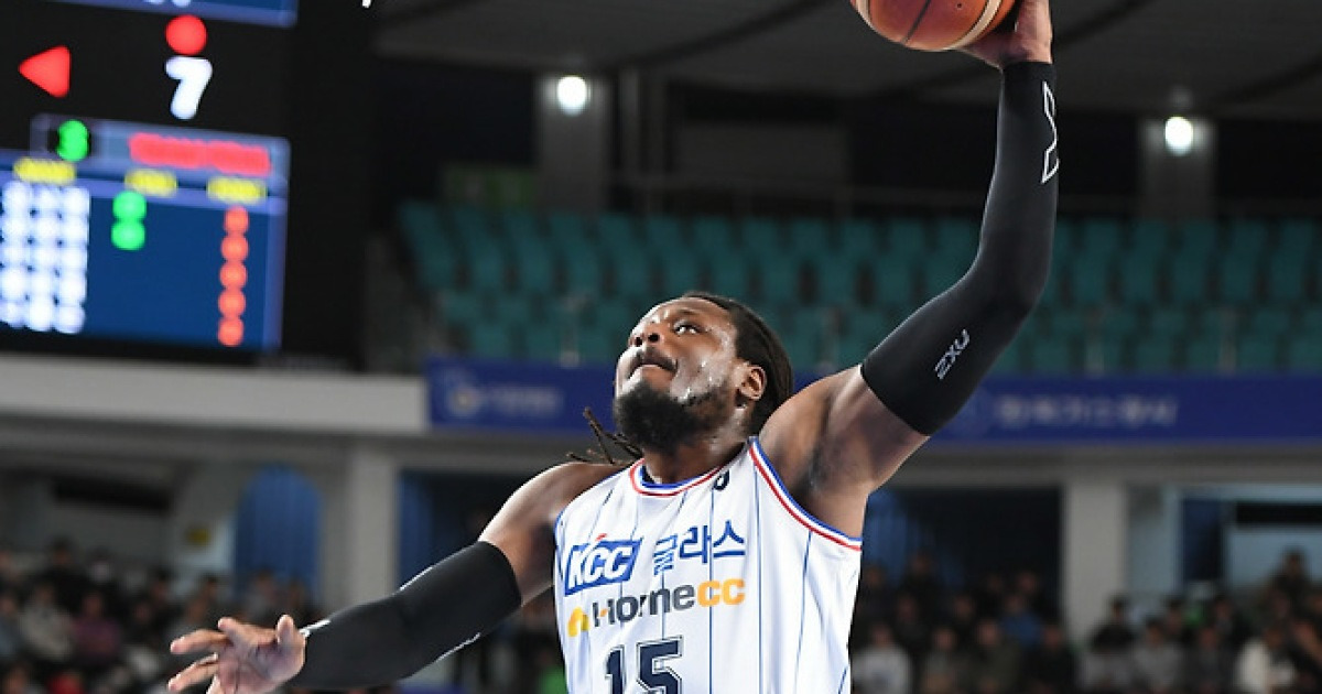 '문책성 제외'→'반성모드' 버튼 '커리어 하이' 46점 날자 KCC 웃었다, 한국가스공사 100-78 완파