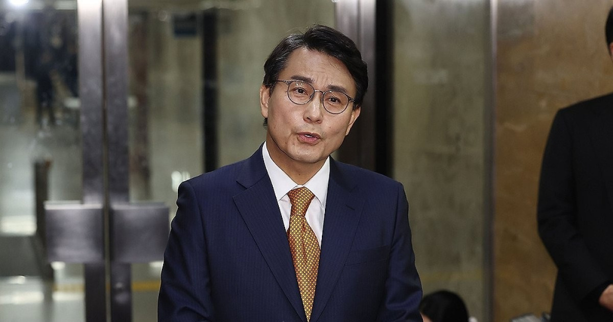 의원총회 중간 발언하는 윤상현 의원