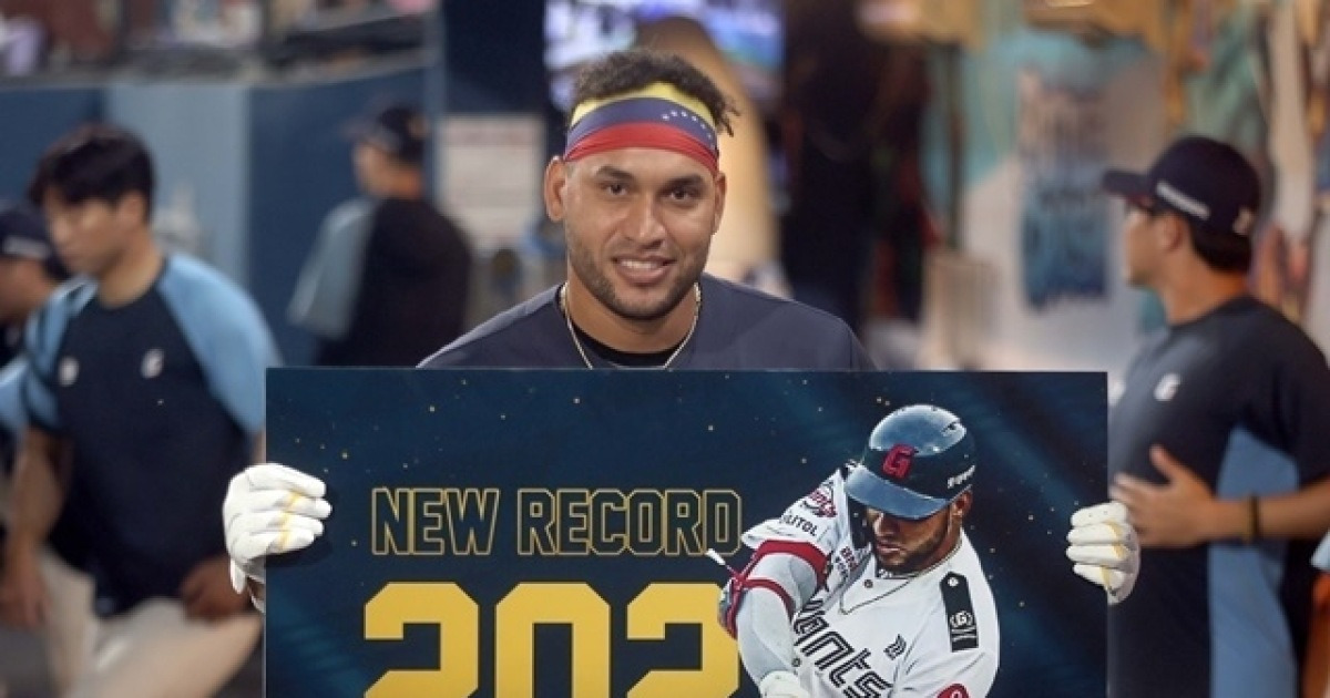 ‘202안타 폭발’ KBO 새 역사 쓴 롯데 레이예스, 쟁쟁한 경쟁자들 제치고 황금장갑 영예 안을까