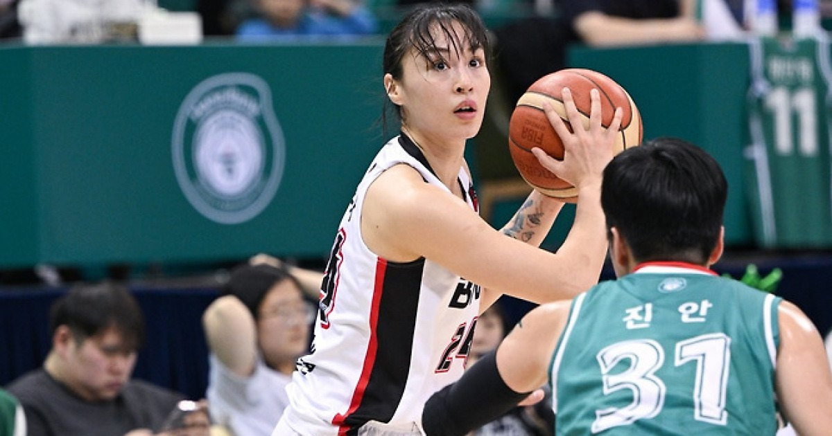 2Q 더블-더블 완성 김소니아 등 주전들 고르게 활약한 BNK, 하나은행 상대 3연승으로 전반기 단독 선두 확정