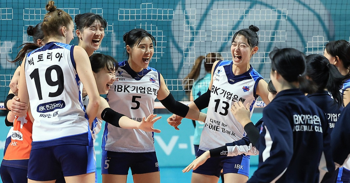 승리의 기쁨 나누는 IBK