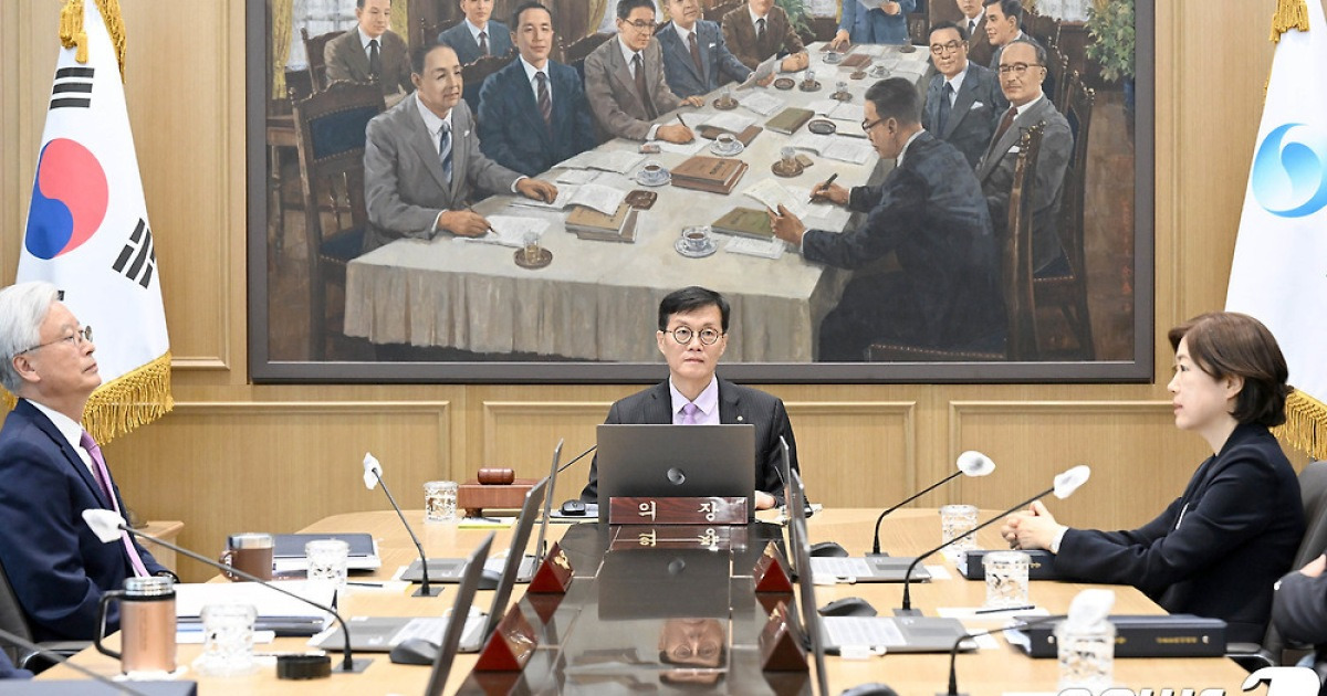한은 내년 금리 더 낮추겠다…성장 하방 압력 완화할 것
