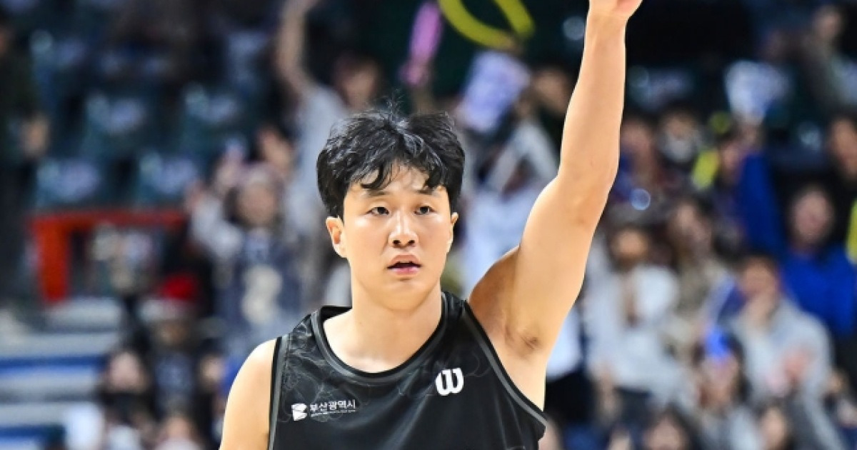 '산타 허웅 26점 폭격' KCC 4연패 탈출, 짜릿한 크리스마스 선물 안겼다! 정관장은 4연패 늪 [부산 현장리뷰]