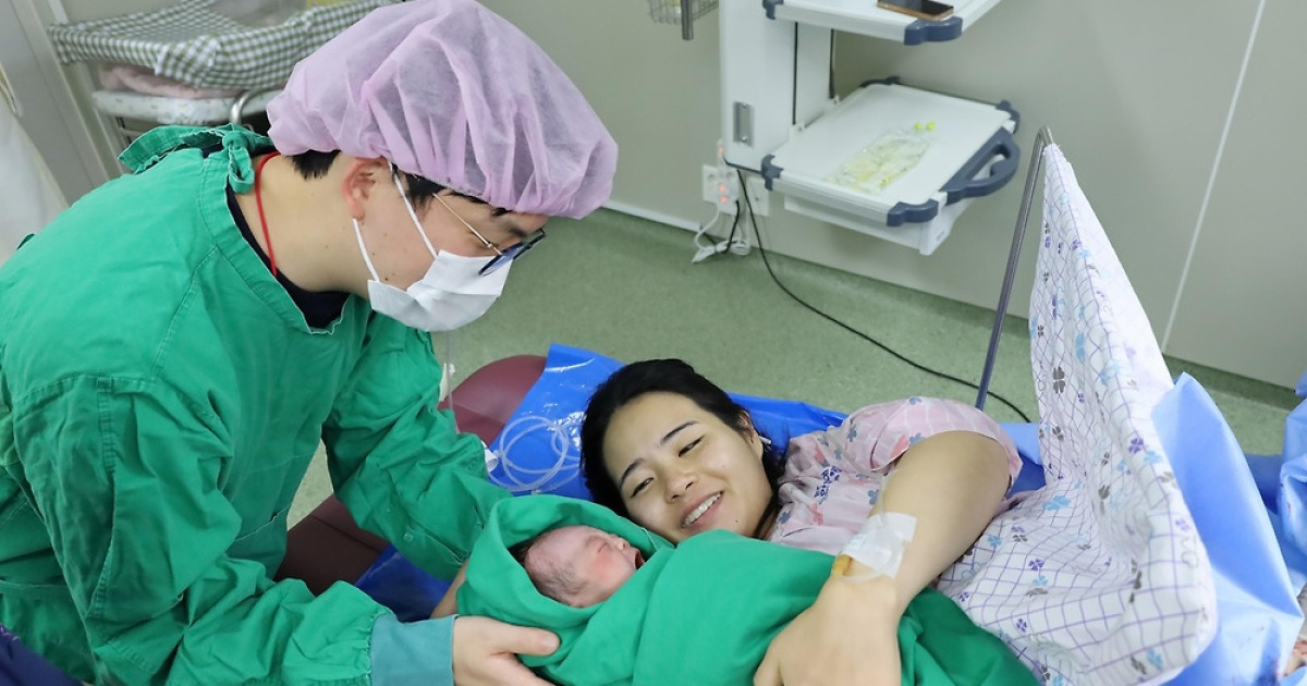 성탄 전야에 딸 분만 주치의 나서 손녀 직접 받은 의사 눈길
