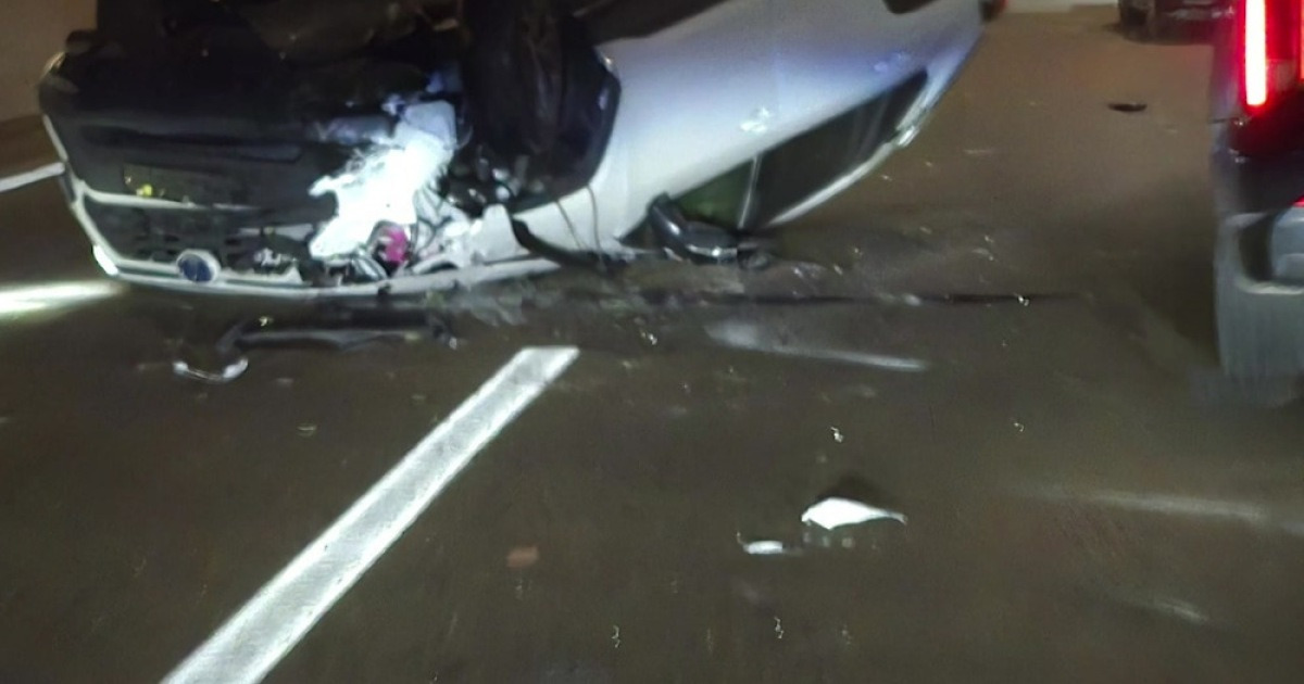 달리던 SUV, 분리대 들이받고 전복...운전자 경상