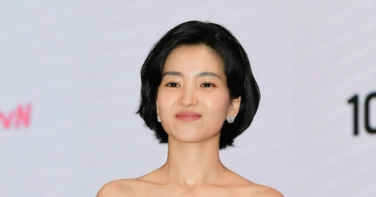 민폐 논란에도 끄떡 없다…김태리 대상 이어 작품상까지 싹쓸이 [ten이슈]
