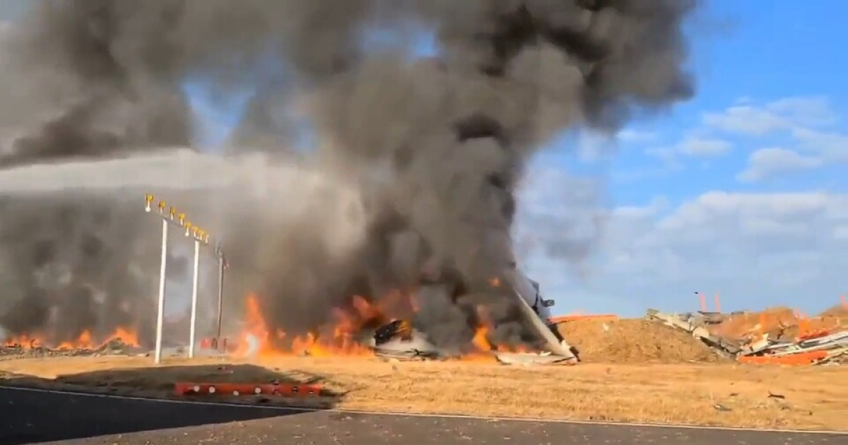 무안공항서 승객 175명 태운 항공기 착륙 중 추락 사고