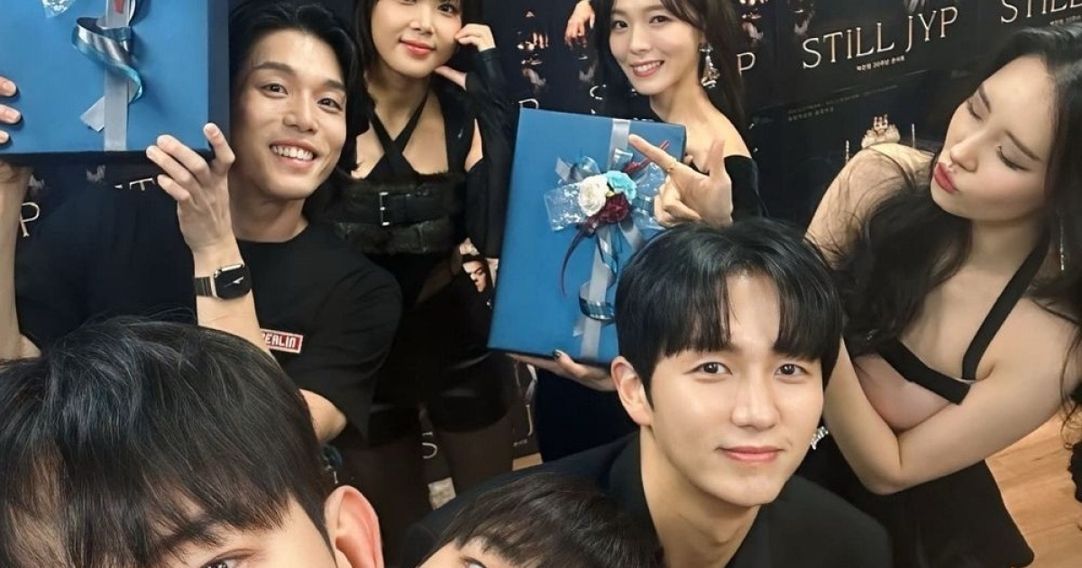 '원더걸스→2AM' 그때 그 시절 단체 사진 뭉클... "시켜줘 명예 JYP"