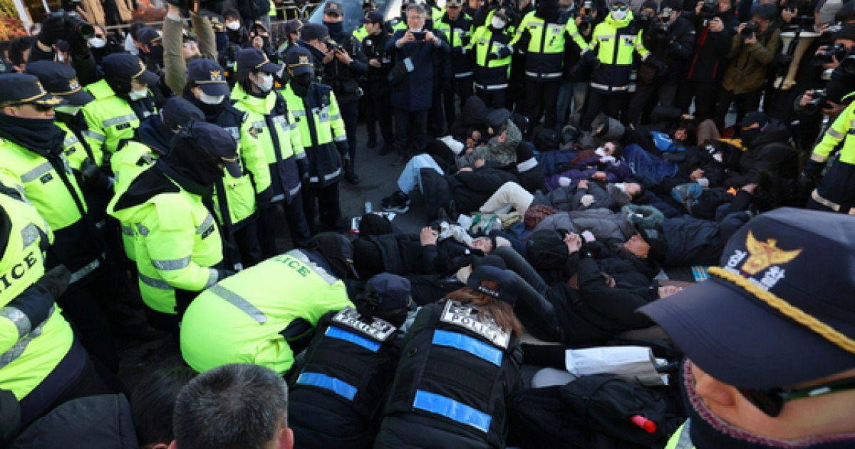 Police disperse clashing protesters as Yoon's arrest draws near