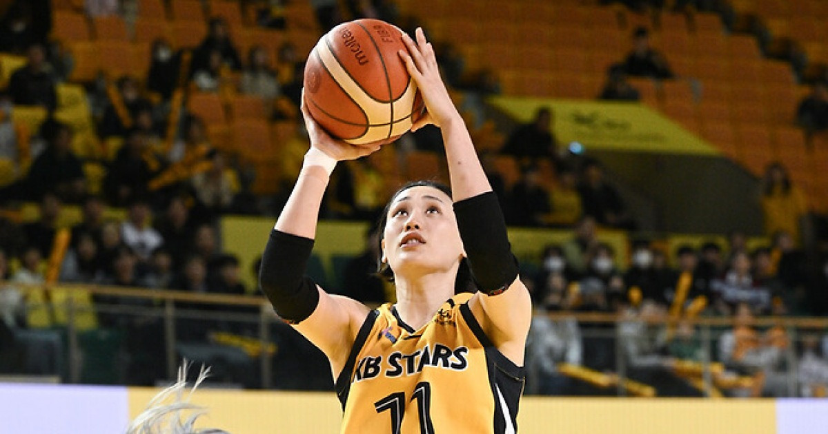 [BK 리뷰] '강이슬, 송윤하 만점 활약' KB스타즈, 1위 BNK '저격'... 4연패 탈출 '기쁨'