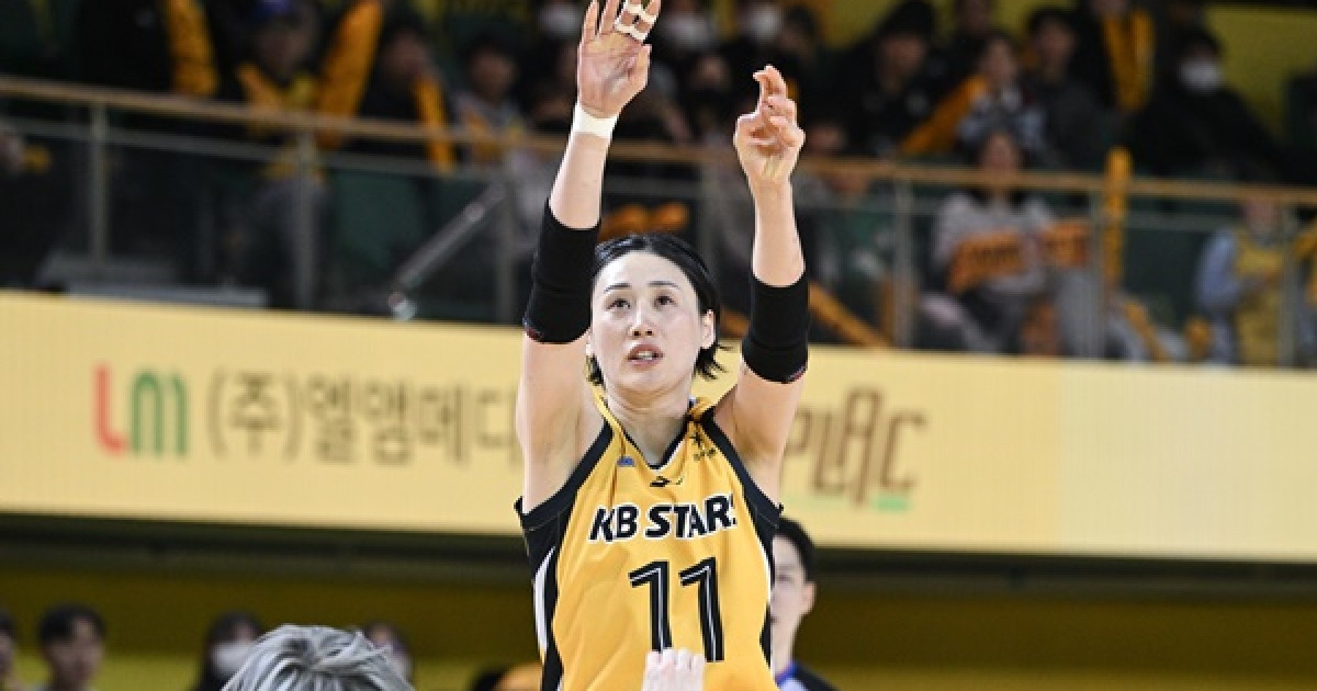 '강이슬+송윤하 41점 합작' KB, 선두 BNK꺾고 연패 탈출