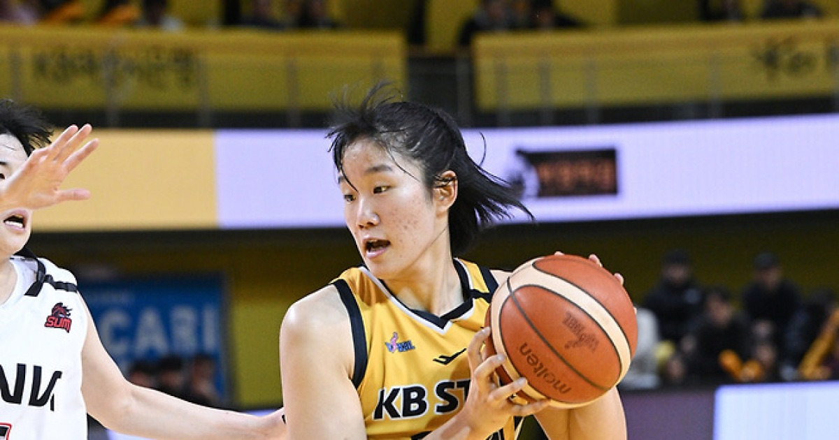 KB, BNK 잡고 ‘4연패 탈출’···신인 송윤하 15점·8리바운드