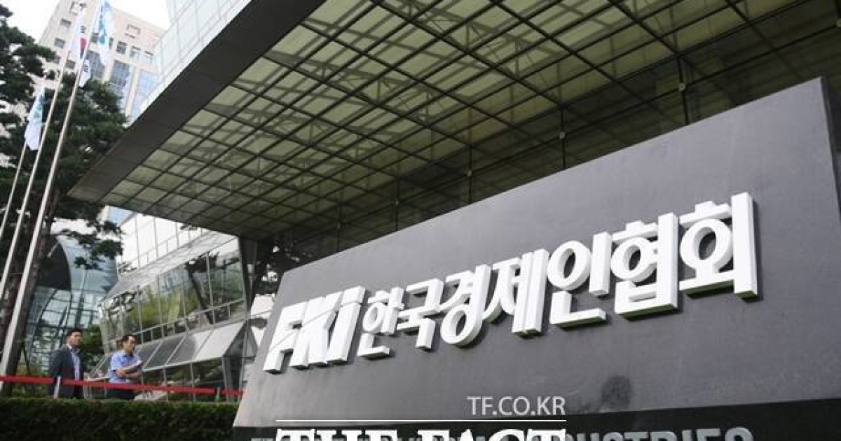 한국 여성 고용률, OECD 31위···20년 새 4계단 '하락'