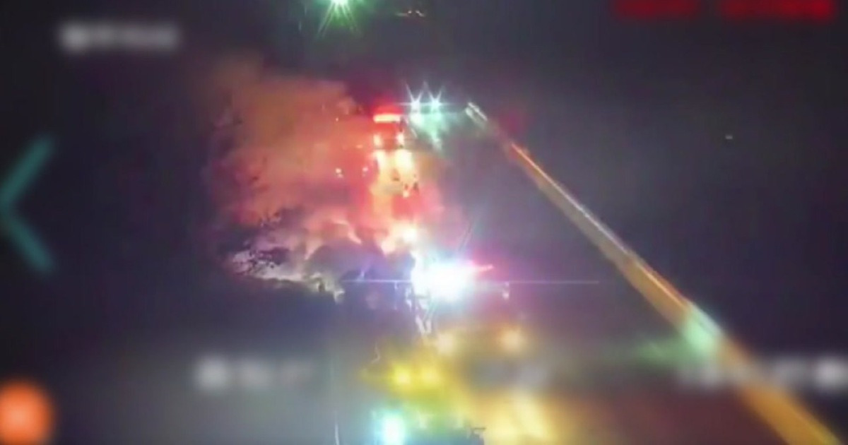 고속도로 달리던 SUV에서 불...운전자 급히 대피