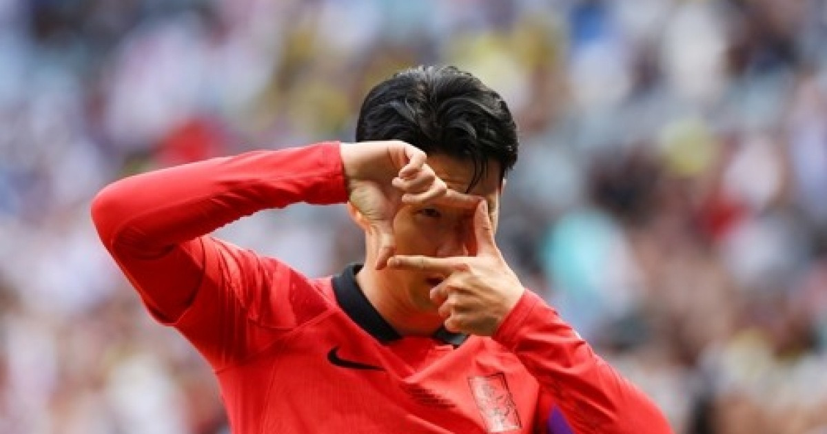 손흥민 미친 프리킥 GOAL, 2년 연속 'KFA 올해의 골'…팬심 48.8% 잡았다