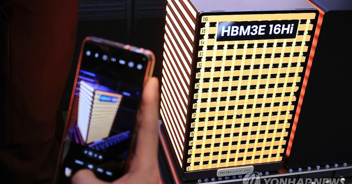 CES에서 선보이는 SK하이닉스 HBM3E 16단