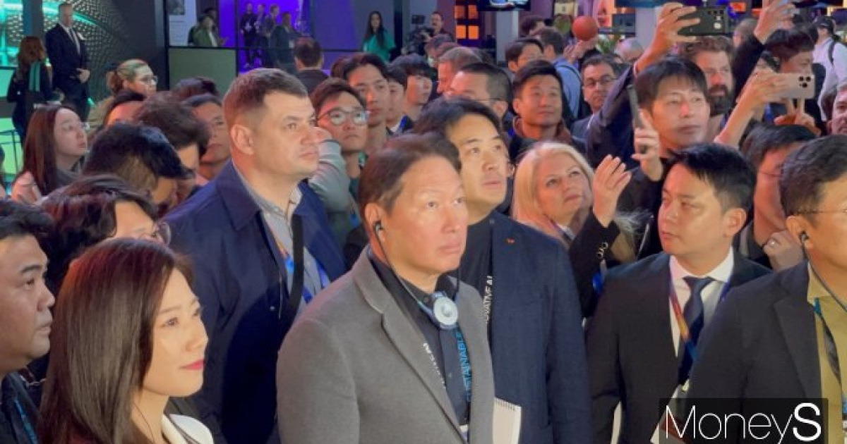 [CES 2025] 최태원, SKC 글라스 기판 손에 들더니… "방금 팔고 왔다"