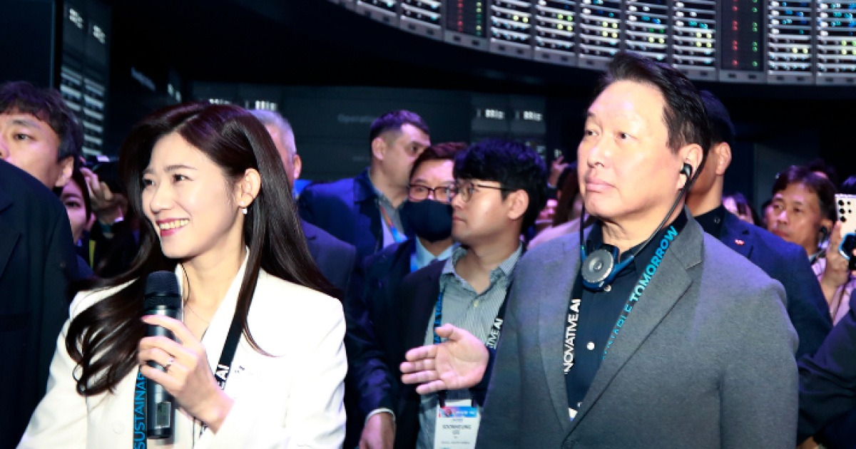 CES SK전시관서 SKC 기판 든 최태원 "방금 팔고 왔어"