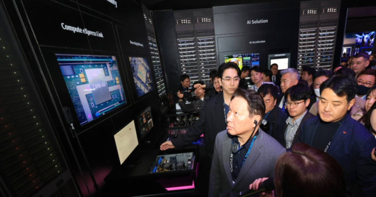 최태원 "방금 팔고왔다"···SKC 유리기판 엔비디아에 공급하나 [CES 2025]