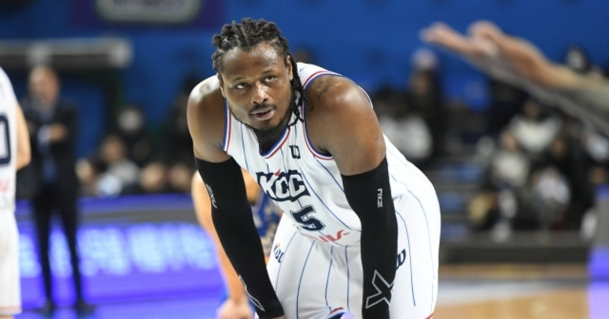 ‘대박’ 버튼↔라렌 유니폼 바꿔 입는다! KCC-정관장, 외국선수 1대1 트레이드