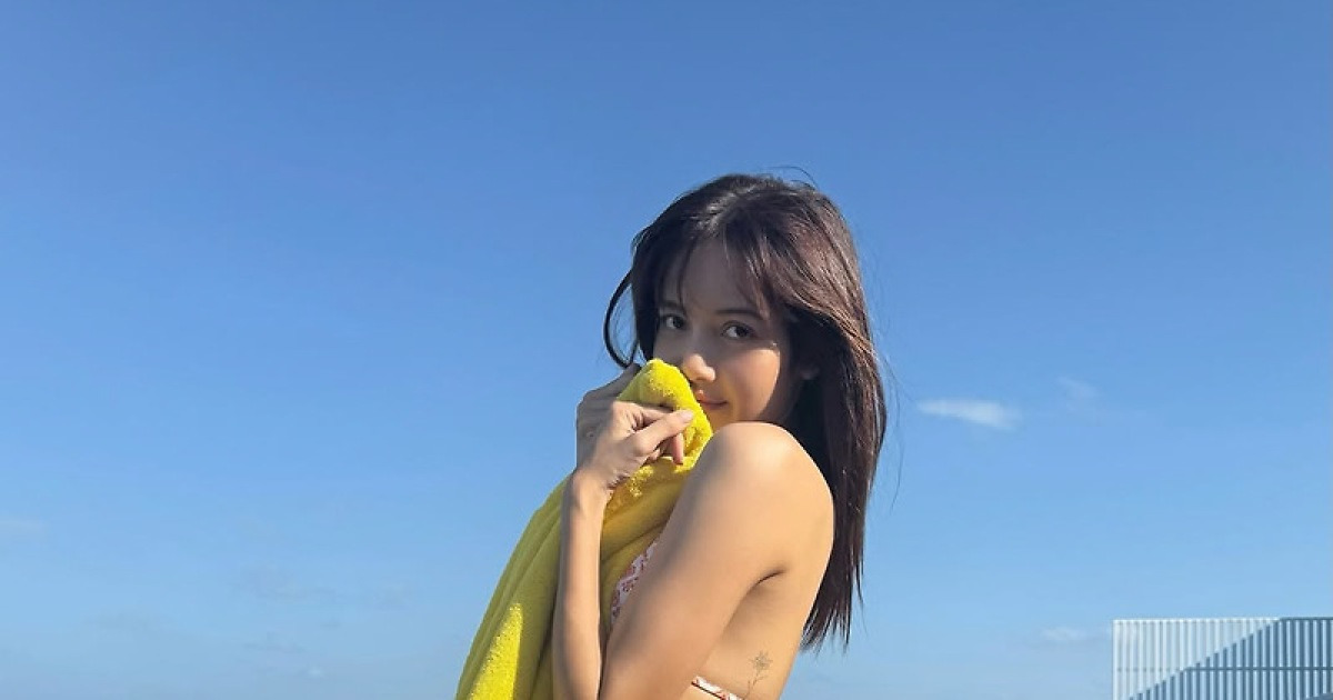 [SCin스타] ♥재벌 남친과 대놓고 럽스타..리사, 한뼘 비키니에 의존하고 럭셔리 휴가