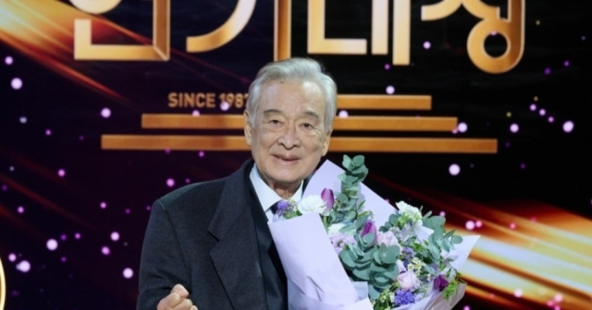 [종합] 90세 이순재 연기 인생 69년만 첫 대상…감동 소감에 후배들 기립박수