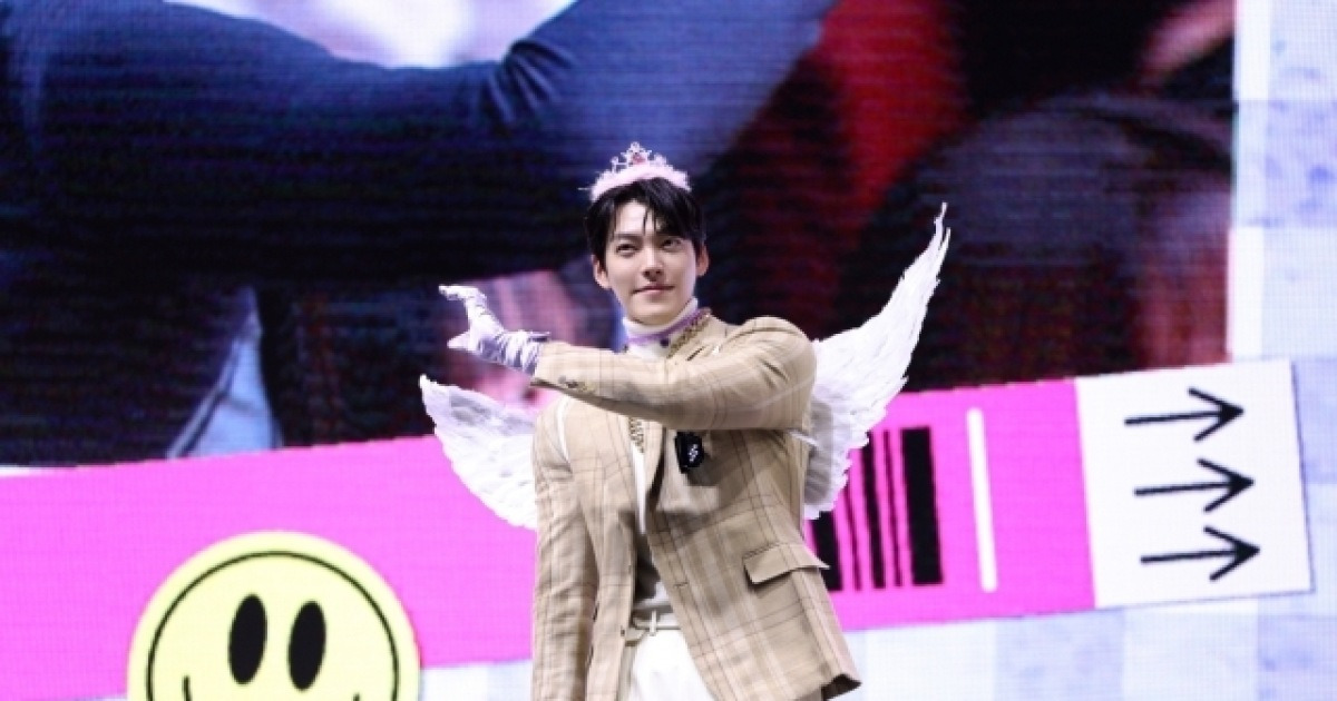 날개 달고 손 하트 까지… 팬들을 위해서라면 김우빈 5년만의 팬미팅서 보인 사랑스러움
