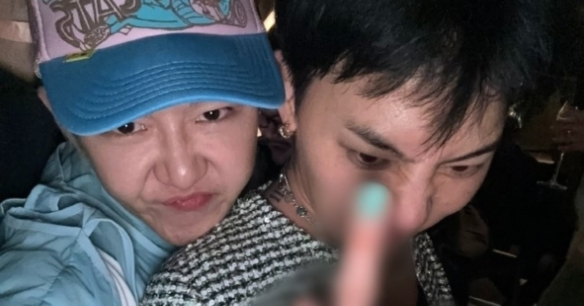 지드래곤 파란네일 바르고 손가락욕…대체 무슨 일