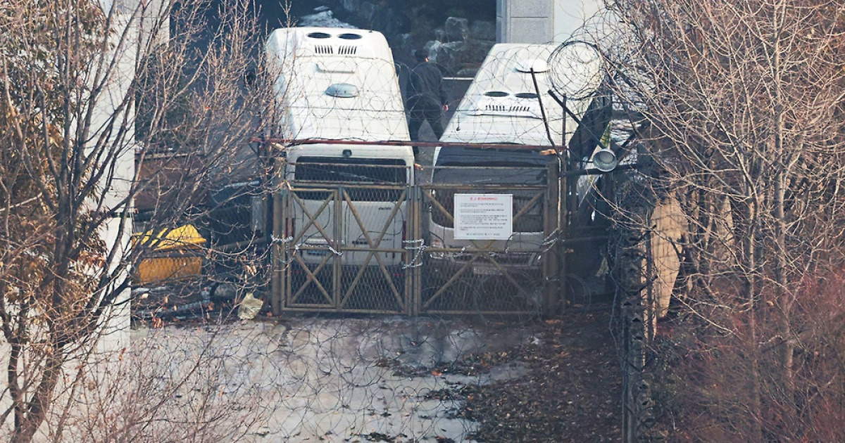 중장비 동원해 '관저 문' 연다…장애물 제거·체포·호송조 투입