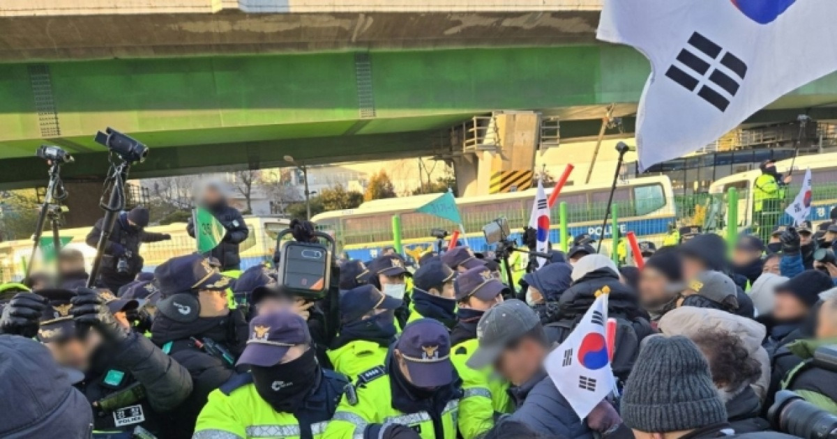 잡아가지 말라 尹 지지자들 오열…탄핵 촉구 시위대는 환호[르포]