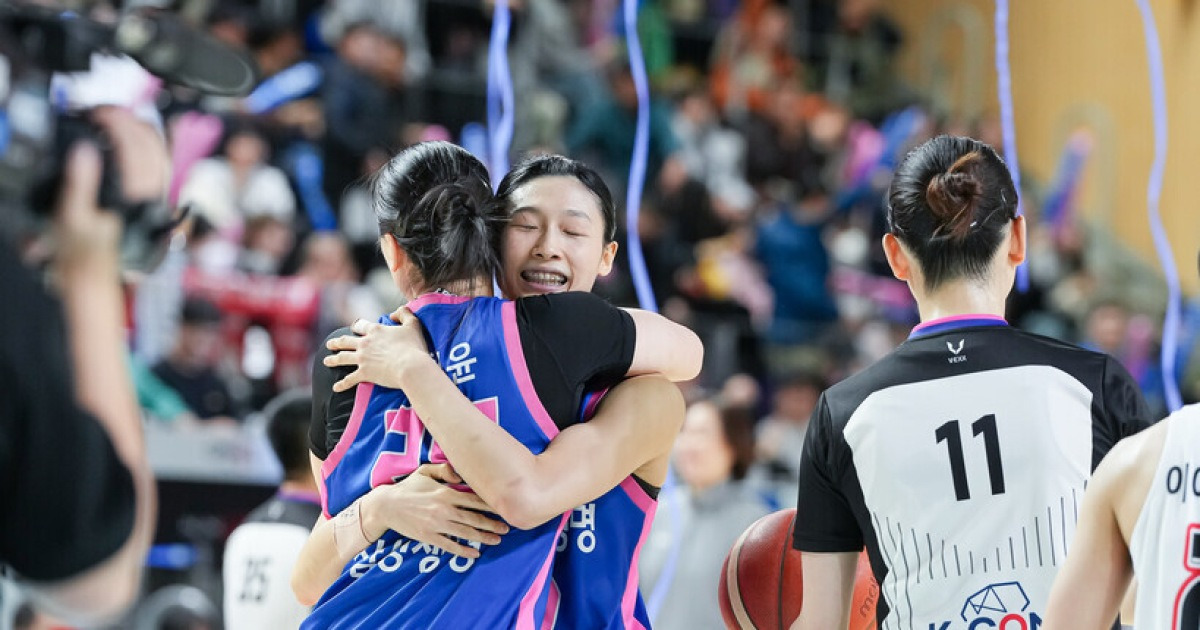 [JB화보] 삼성생명, BNK에 65-61로 승리