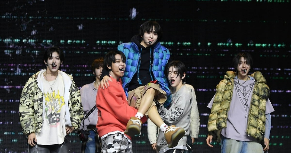 킥플립, 타이틀곡 ‘마마 세드'로 데뷔...JYP 막내 탄생[TEN포토+]