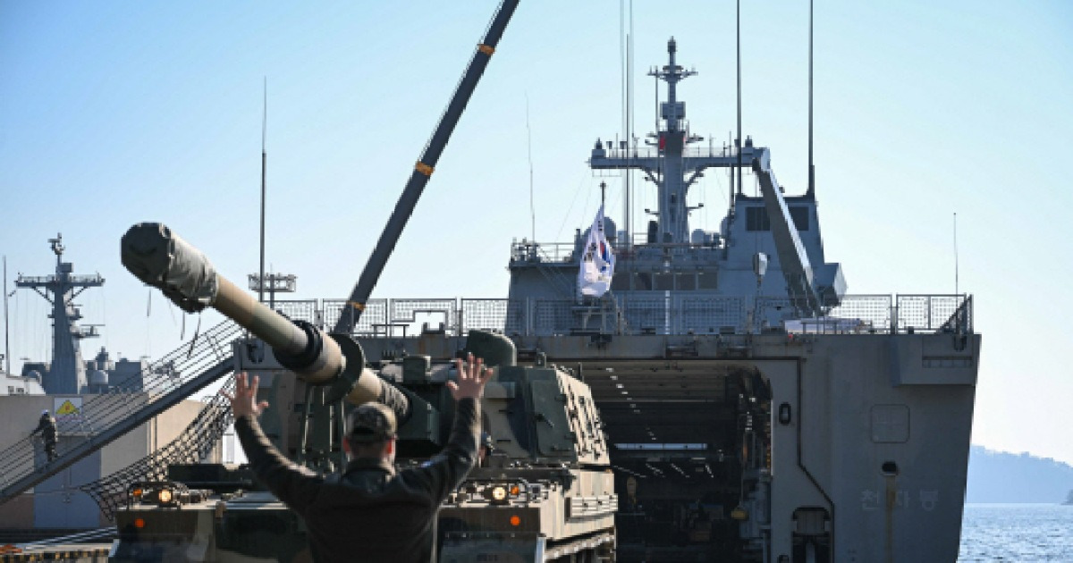 첫 한·UAE 연합훈련…K9 자주포,K2 전차 싣고 UAE로 출발