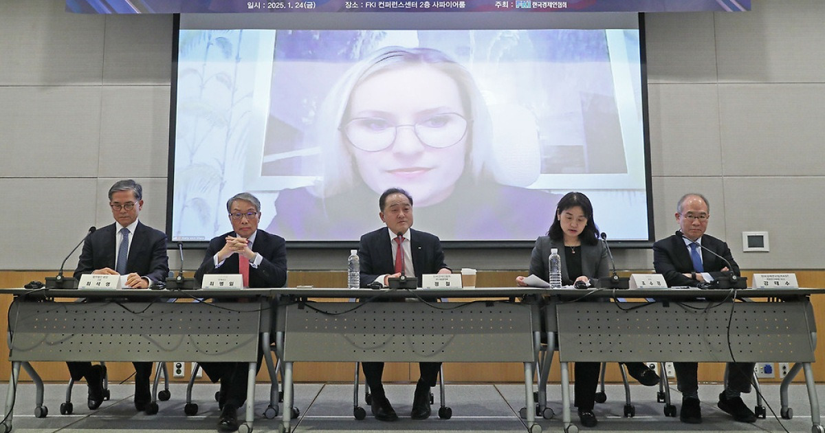 트럼프 1기 NEC 부위원장 “美 통상정책 전면재검토 중…韓과 FTA 재협상 가능성”