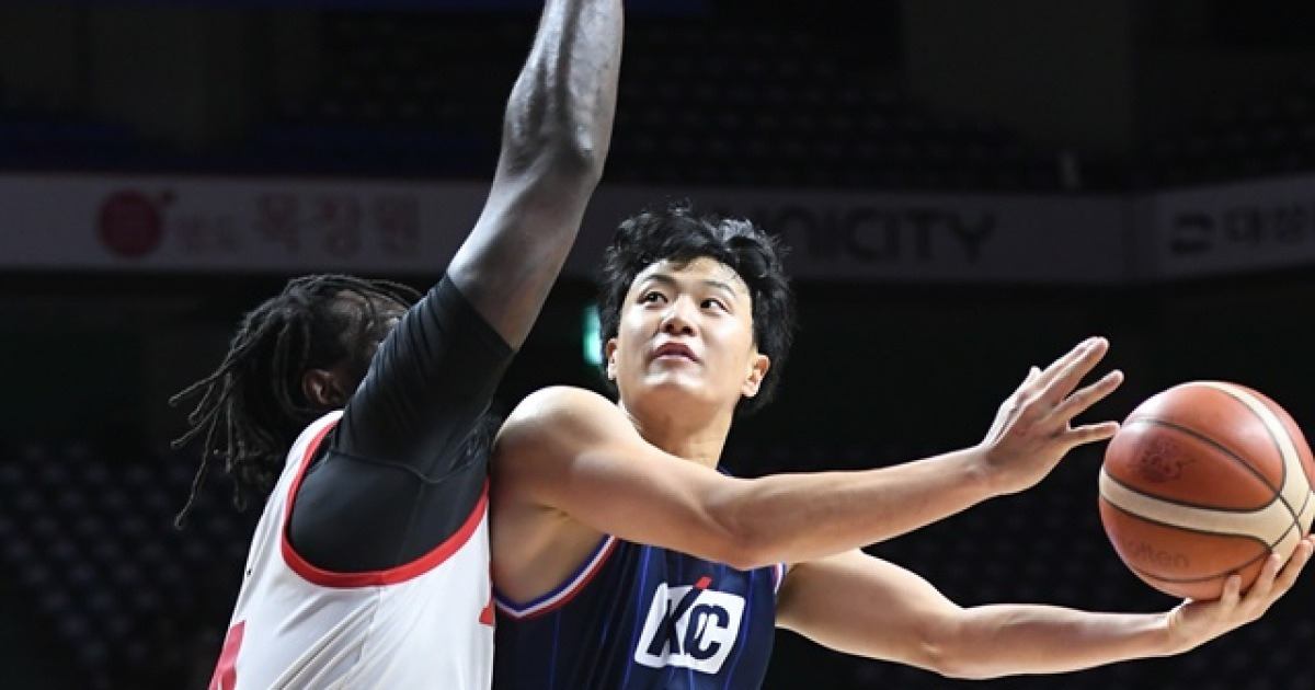 완전체 아니면 어때, KCC엔 슈퍼스타 허웅 있다 '21점 폭발!'... 선두 SK 11연승 저지